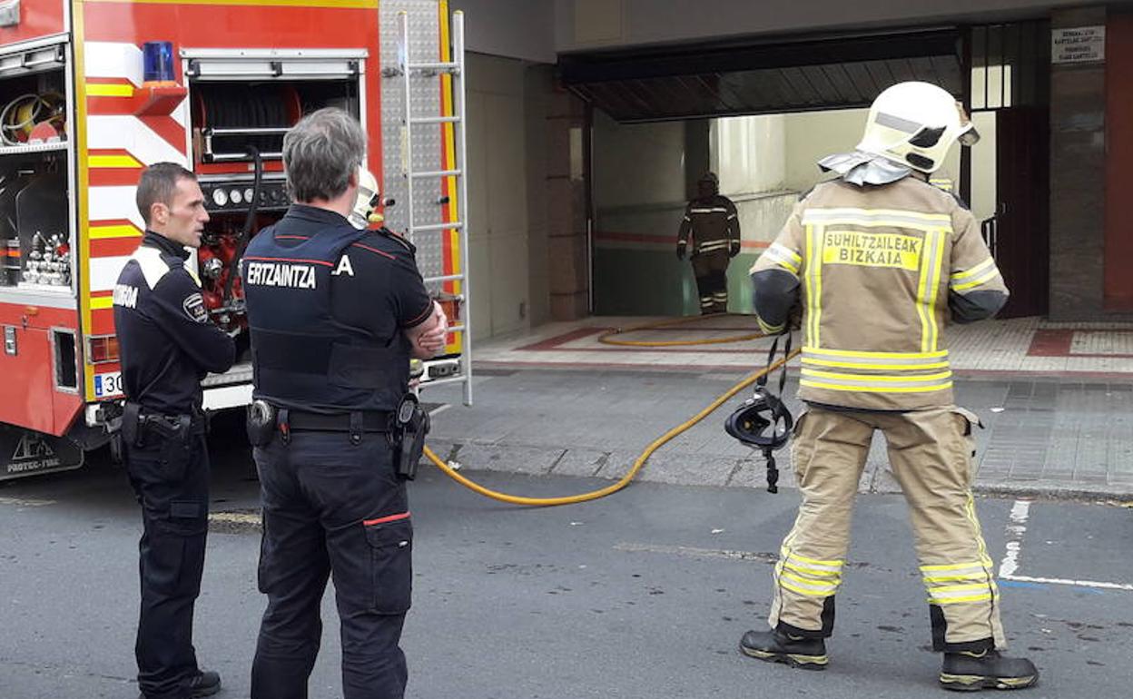Tres coches calcinados y un bombero atendido en el incendio de un garaje en Durango | El Correo